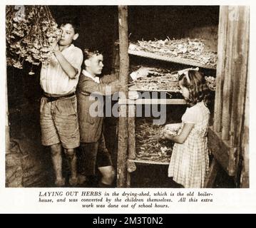 World War Two Evacuation of children Tyneside children being evacuated ...