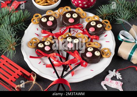 Cake pops Santa's reindeers made from cookies in chocolate and crackers ...
