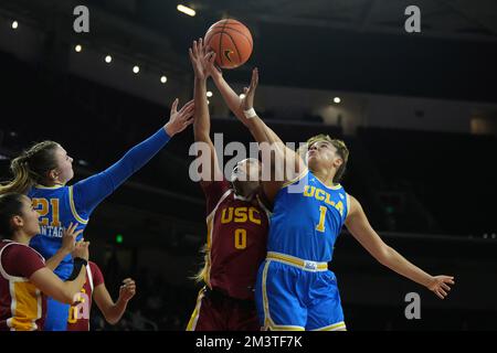 Southern California Trojans forward Kiki Iriafen (44) and guard Rian ...