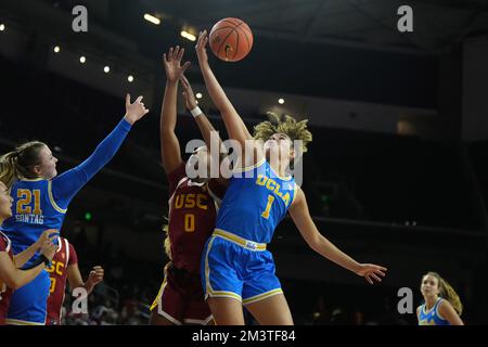 Southern California Trojans forward Kiki Iriafen (44) and guard Rian ...