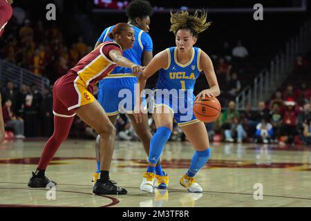 Southern California Trojans forward Kiki Iriafen (44) and guard Rian ...