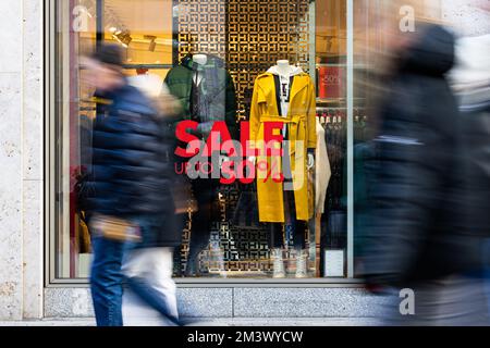Hanover, Germany. 17th Dec, 2022. Passers-by walk in the pedestrian ...