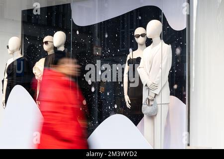Hanover, Germany. 17th Dec, 2022. Passers-by walk in the pedestrian ...