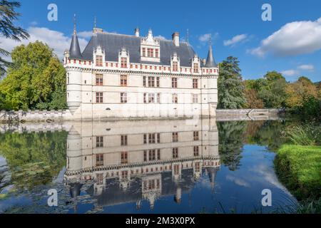 Reflections in the pond at Château d'Azay-le-Rideau Stock Photo - Alamy
