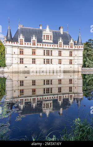 Reflections in the pond at Château d'Azay-le-Rideau Stock Photo - Alamy
