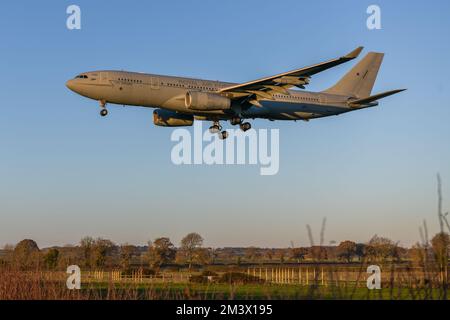RAF Voyager landing at RAF Brize Norton photo by Chris Wynne Stock ...