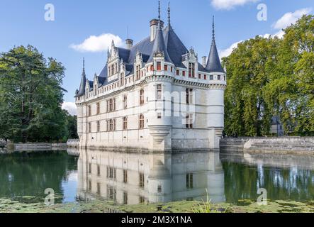 Reflections in the pond at Château d'Azay-le-Rideau Stock Photo - Alamy