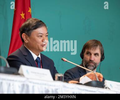 Huang Runqiu, left, President of the COP 15 and Minister of Ecology and ...