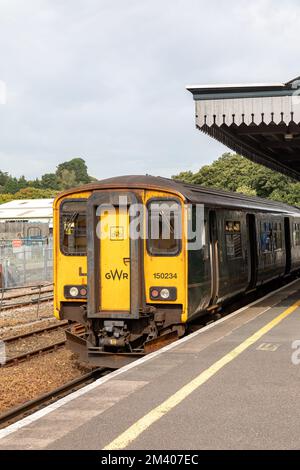 GWR Train Waiting at Par Train Station Along the Platform Stock Photo ...