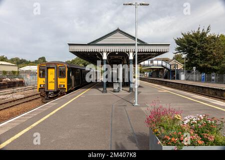 GWR Train Waiting at Par Train Station Along the Platform Stock Photo ...