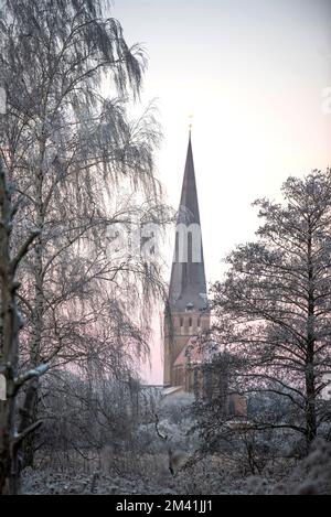 18 December 2022, Rostock Warnemünde: Wintry Rostock on Sunday Morgn ...