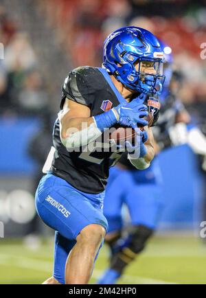 Boise State running back George Holani (24) runs with the ball against ...