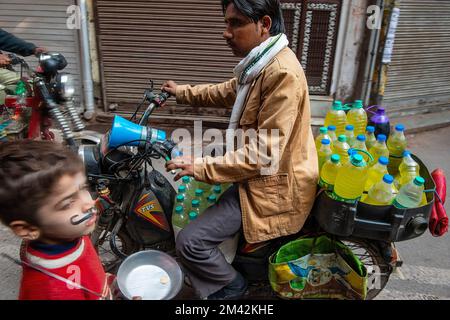 Old Delhi, India. 18th Dec, 2022. A tea seller serving cup of tea at ...