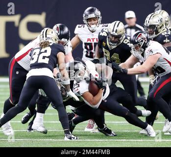 Atlanta Falcons running back Tyler Allgeier (25) runs with the ball ...