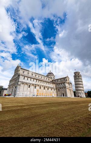 The Leaning Tower, Pisa city downtown skyline cityscape of Italy ...