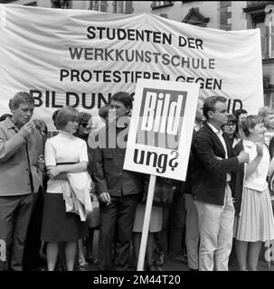 Students demonstrated, here in Hanover on 7. 7. 1965, against an ...