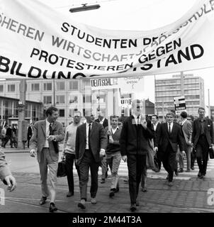 Students demonstrated, here in Hanover on 7. 7. 1965, against an ...