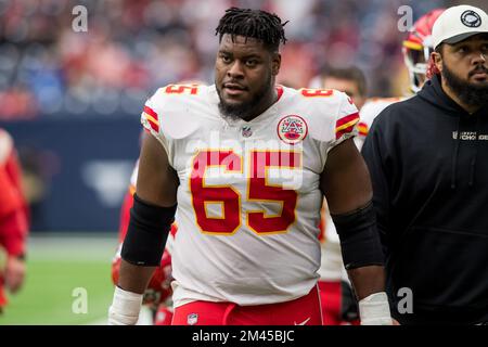 Kansas City Chiefs guard Trey Smith (65) in action against the ...