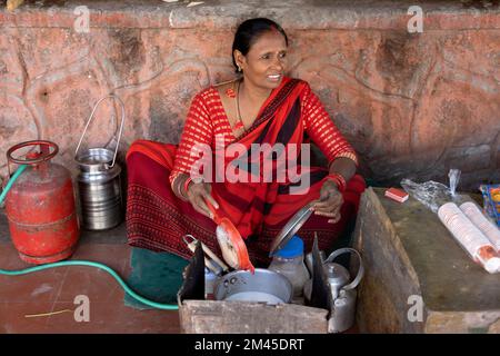 Middle age woman making chai on a roadside tea stall Stock Photo - Alamy