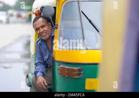 Portrait of a happy auto rickshaw driver looking back Stock Photo - Alamy