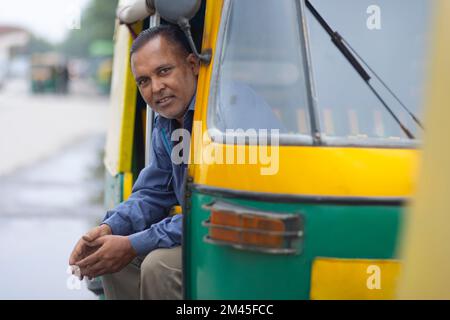 Portrait of a happy auto rickshaw driver looking back Stock Photo - Alamy