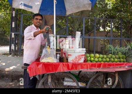 Male street vendor making fruit juice at his juice shop Stock Photo - Alamy