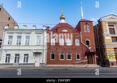Ordinary life in the city of Samara in winter A pedestrian crosses the ...