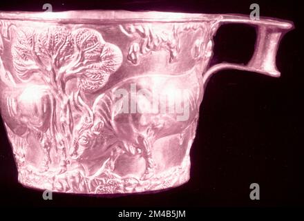 Gold cup from Vaphio, masterpiece of the Cretomycenaean goldsmith ...
