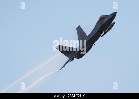 USAF F-22 Raptor taking off from RAF Lakenheath and heading back to the ...