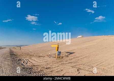 Inverted L-shaped jib crane structure for lifting heavy concrete covers ...