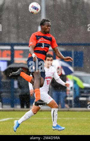 November 27, 2022: Syracuse Orange goalie Russell Shealy (1) throws the ...