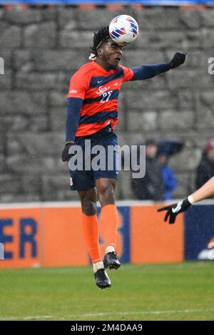 November 27, 2022: Syracuse Orange goalie Russell Shealy (1) throws the ...