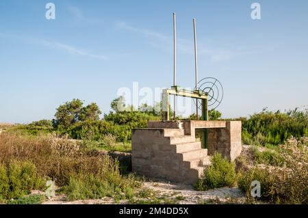 Sluice Gate Mechanism, metal mechanism for raising the gate valves on ...