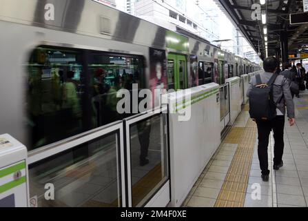 Japanese passengers on the JR Yamanote line in Tokyo, Japan Stock Photo ...