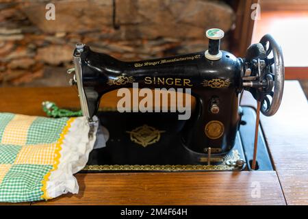 Old sewing machine, detail of an old home machine, sew clothes Stock ...