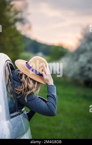 Summer holidays. Summer concept with straw hat and tropical leaf. Flat ...