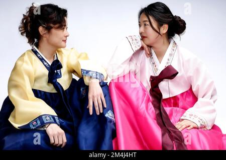 Two seated woman in Korean traditional costume, Korean siblings in ...