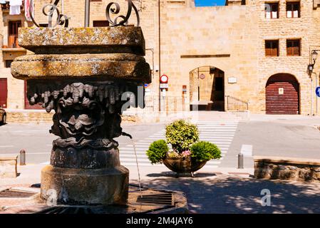 Páganos Gate, one of the entrances to the walled town. Laguardia, Álava ...