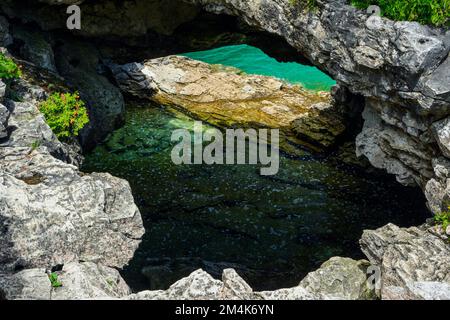 Lake Huron shoreline featuring the Grotto cave, Bruce Peninsula ...