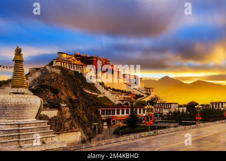 (FILE) The ancient palace complex: Potala Palace, Lhasa, Tibet, China ...