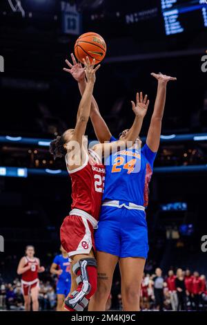 Florida center Ra Shaya Kyle brings up the ball during the first half ...