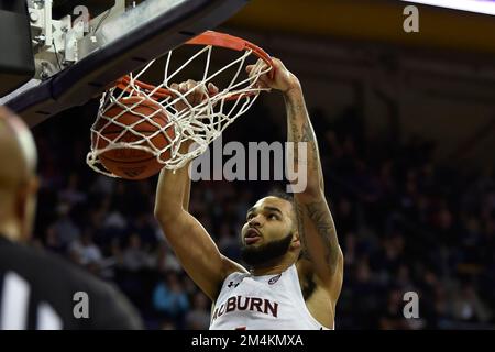 Auburn forward Johni Broome dunks against Arkansas during the second ...