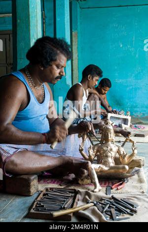 Artisans chiselling bronze sculpture statue at Swamimalai, Tamil Nadu ...