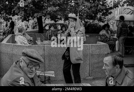 GDR, Berlin, 07. 10. 1988, the nightingale of Ramersdorf (actor ...