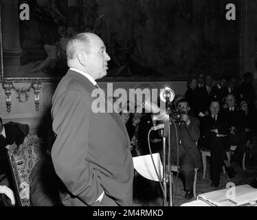 Exhibitor Arrives for Lille Show (Pix with Miss America) (Joseph ...