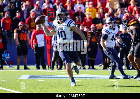 Colorado School of Mines Orediggers quarterback John Matocha (10) drops ...