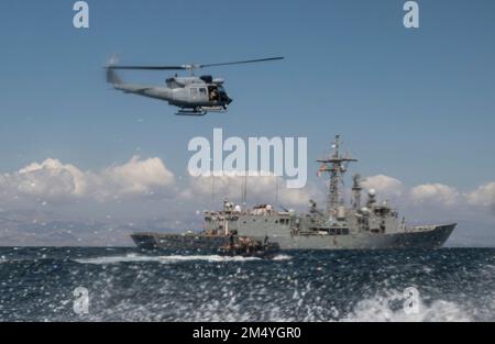 Spanish Special Operation Maritime Team Unit (SOMTU) sailors discuss ...
