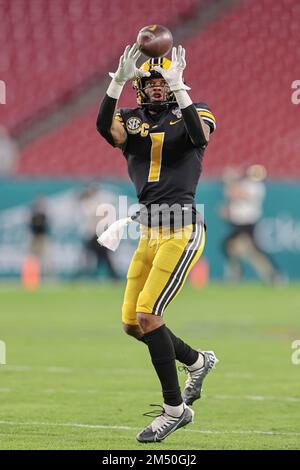 Missouri wide receiver Tauskie Dove, left, catches a touchdown pass as ...