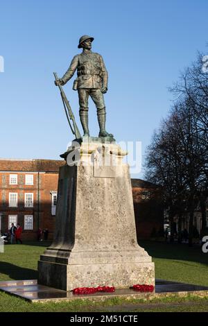 War memorial. Bronze statue of a ww1 soldier reaching forward, bayonet ...