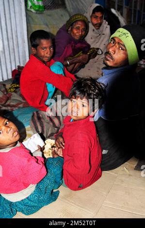 A homeless family warming up on the streets of Kolkata, India Stock ...
